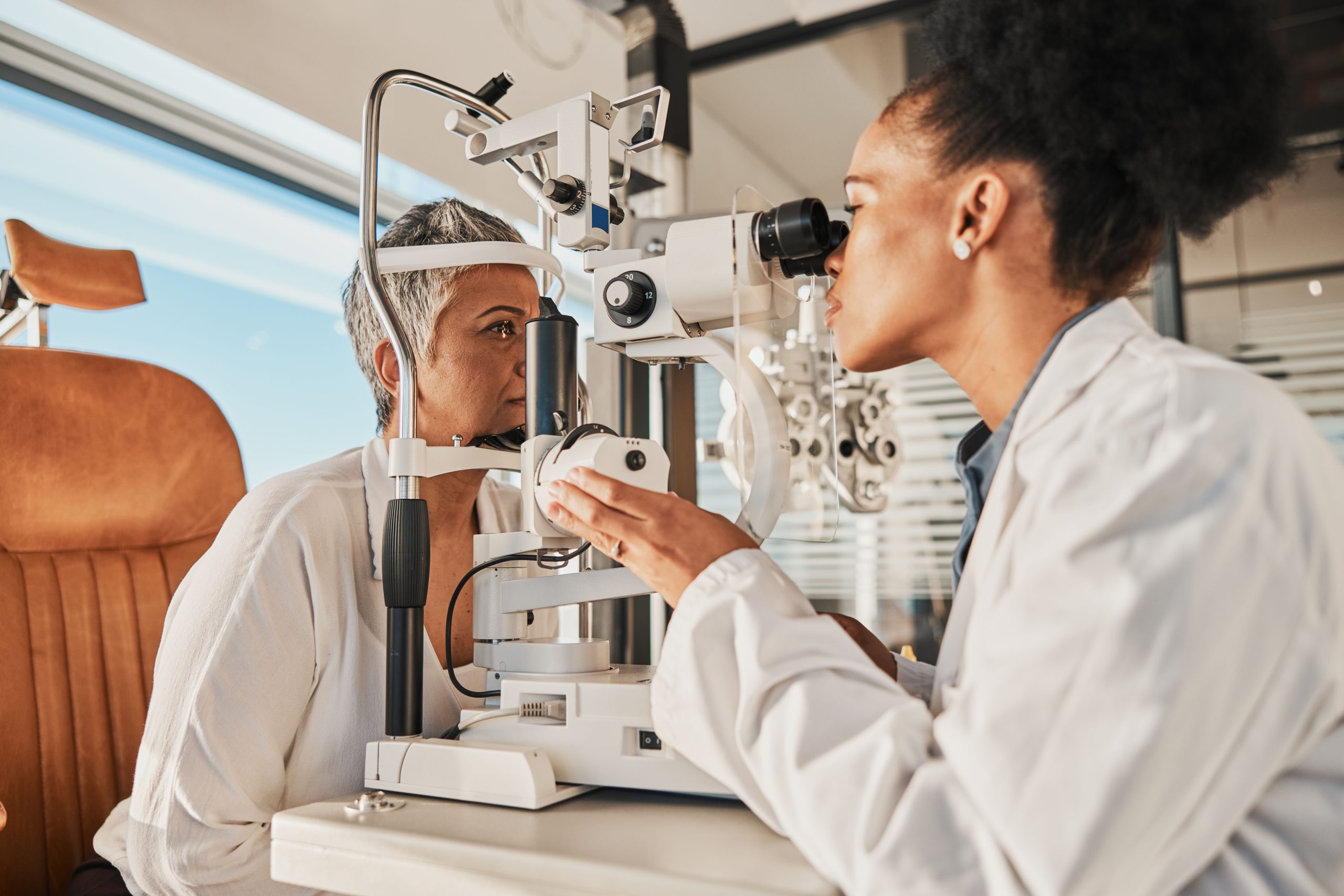 14 Pros and Cons of Being an Optician