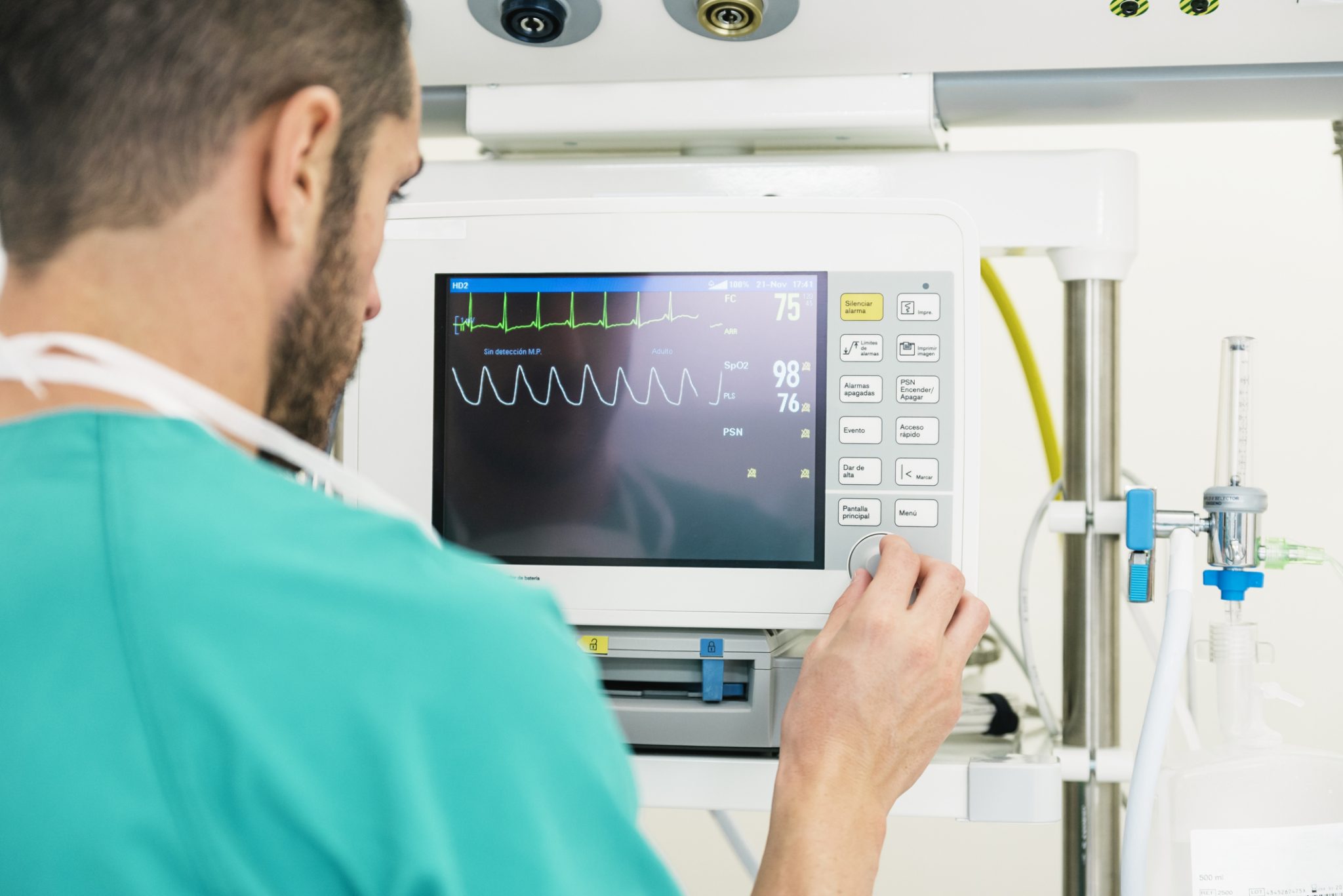 How to Become an EKG Technician in 4 Steps + Licensing Requirements and ...